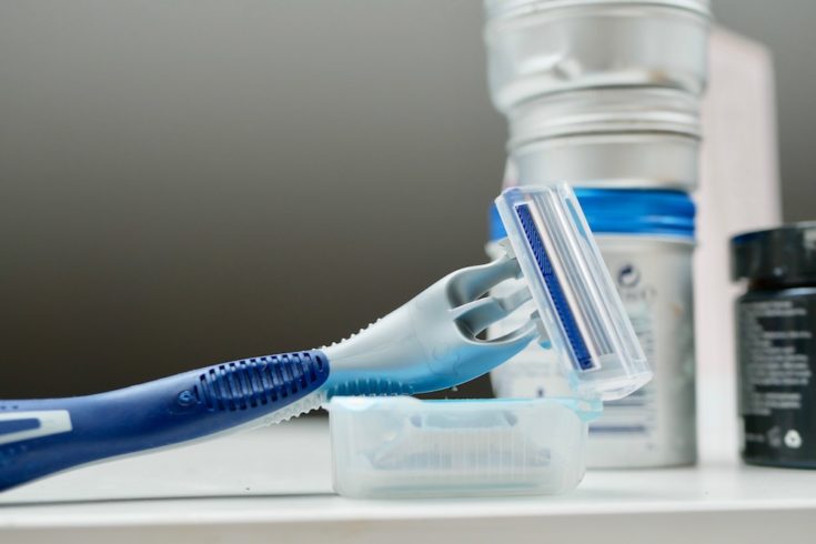 Can you take razors in hand luggage? FAQs + the surprising answers!