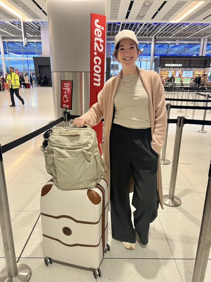 7 Stylish airplane outfits + inspo for comfy women’s travel outfits